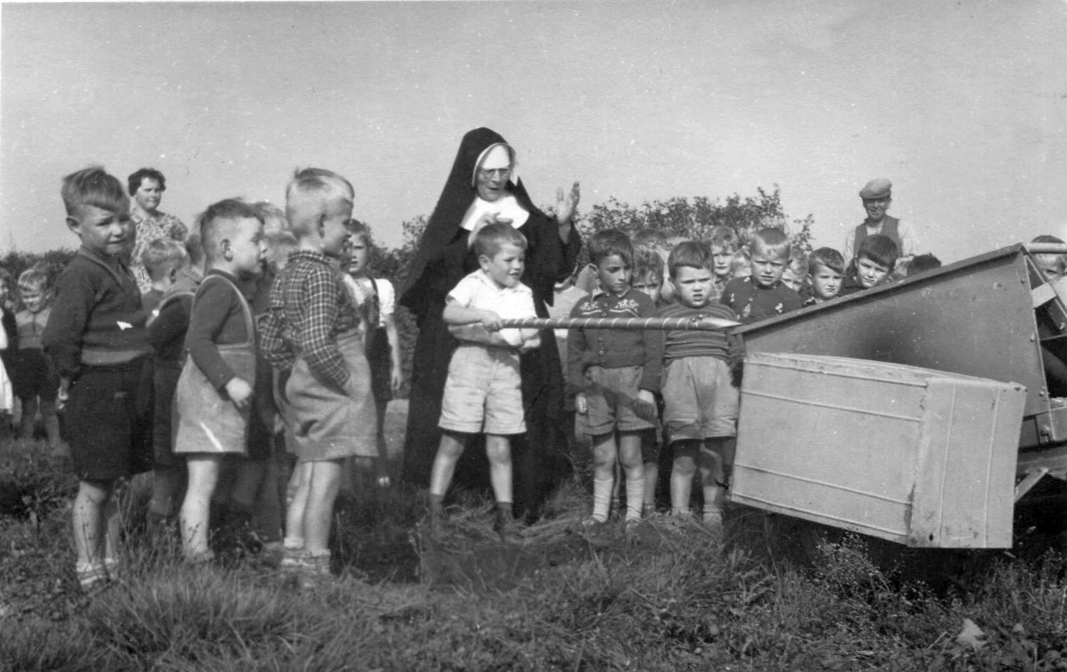 Graven van fundering tbv kleuterschool – Heemkunde Stramproy